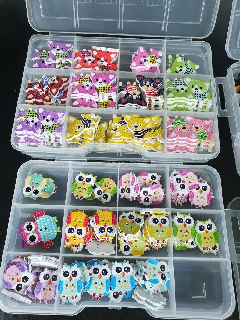 Lot 242 – 7 x PLASTIC TUBS OF PAINTED WOODEN BUTTONS – Beech Auctions